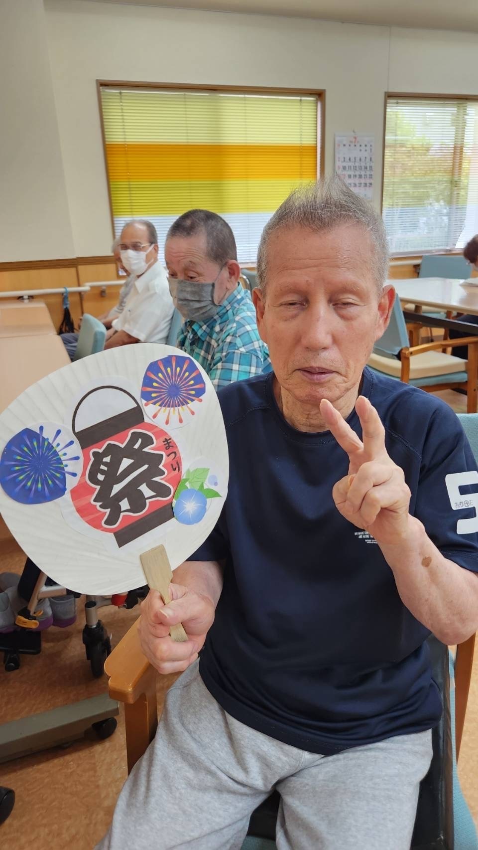 7月レクリエーション「うちわ作り」: デイケアあおいとり 京都府木津川市